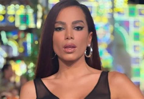 SBT TV Ousada Anitta Aposta Em Vestido Totalmente Transparente