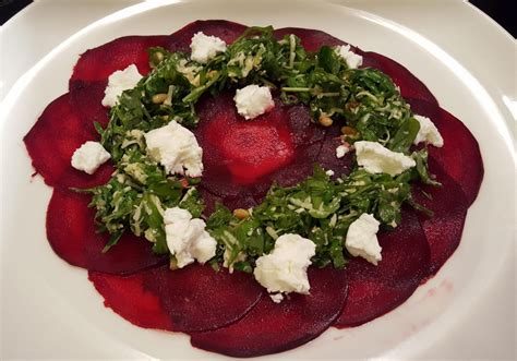 Carpaccio z buraka z salsą z rukoli i kozim serem DoradcaSmaku pl