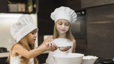 Esto es lo que los niños pueden y deben hacer en la cocina según su edad