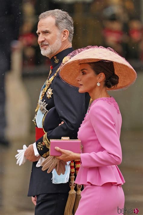 El Rey Felipe VI Y La Reina Letizia Con Un Tocado De Balel En La