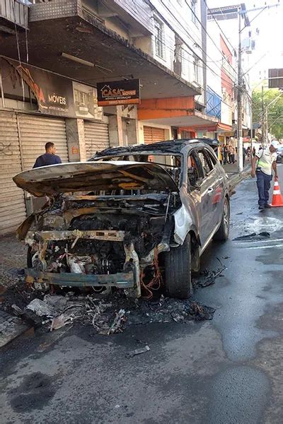 VÍDEO Carro pega fogo na Avenida Rio Branco