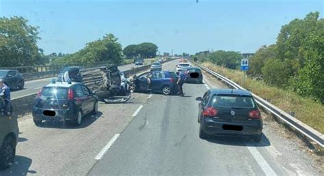 Tremendo incidente sulla Pontina violento scontro tra tre veicoli c è