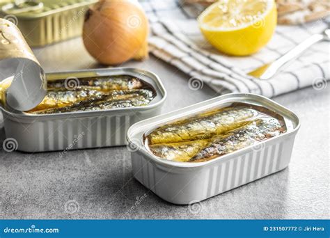 Sardinha Enlatada Peixe Mar Na Lata De Estanho Foto De Stock Imagem