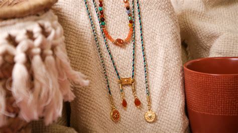 Stacking de colliers style bohème chic en pierres gemmes et breloques