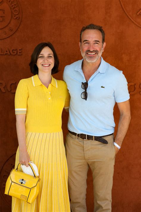 Photo Jean Dujardin et sa femme Nathalie Péchalat au village lors des