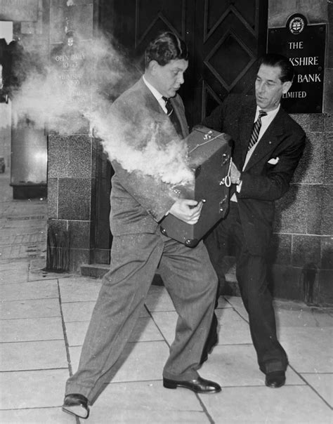 Un gadget anti vol a l arraché en démonstration Blackpool 1959