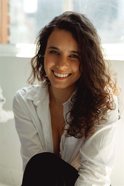 Retrato Minimalista De Una Mujer Con El Pelo Largo Delante De Una