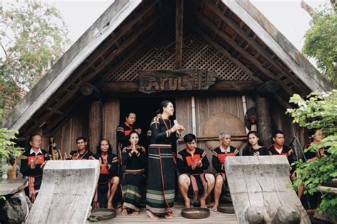 Người phụ nữ Ê đê biến nhà sàn thành bảo tàng văn hoá Cổng Thông