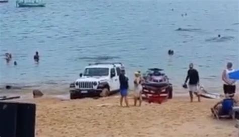 Carro atola ao tentar puxar jet ski na praia do Porto da Barra veja vídeo