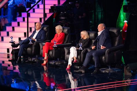 Maria De Filippi a Tu Sì Que Vales in rosso anticipa il Natale con il