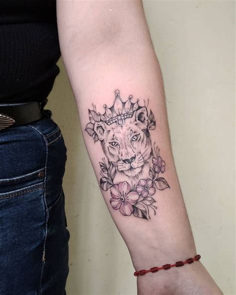 75 ideias de tatuagem de leoa que retratam toda a força feminina