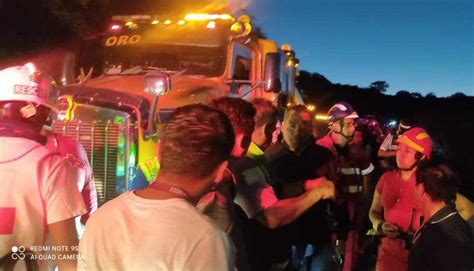 Autobús cae a barranco en SLP al menos 10 muertos Aristegui Noticias