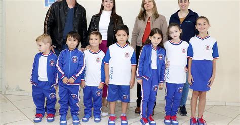 Crianças da rede municipal de ensino recebem uniforme completo