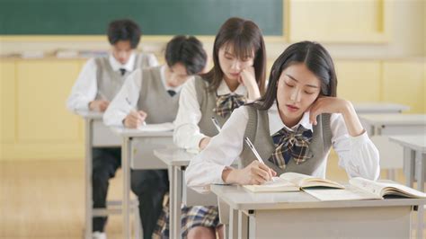 4k正在考试复习备战高考的女学生mp4格式视频下载 正版视频编号91984 摄图网