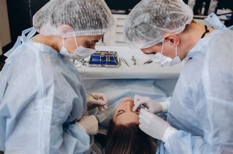 En el quirófano del hospital equipo diverso de cirujanos profesionales