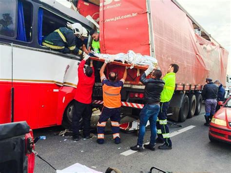 G Acidente Entre Nibus De Romeiros E Carreta Mata E Fere Mais De