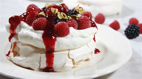 Pavlova de Frutos Rojos Receta Original y Muy Fácil Quiero Postre