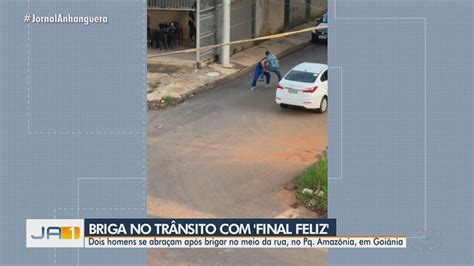 Homens Trocam Socos E Rolam No Meio De Rua Mas Terminam Briga