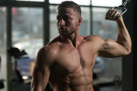 Ejercicio de bíceps en un gimnasio Foto Premium