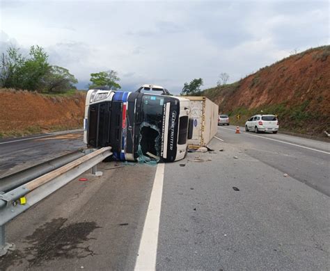 Carreta que transportava contêiner frango tomba na BR 040 em Três