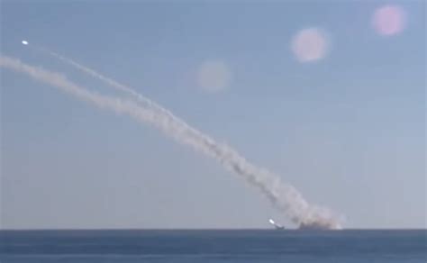 Submarino convencional russo lança mísseis de cruzeiro contra o ISIS