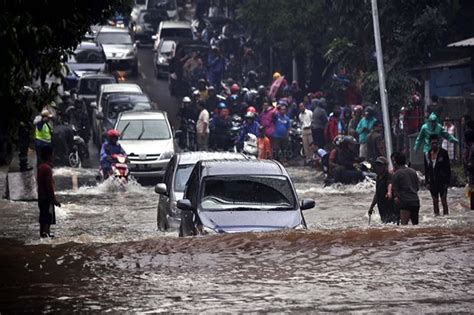 Banjir Setinggi 50 Cm Kembali Genangi Ruas Jalan TB Simatupang