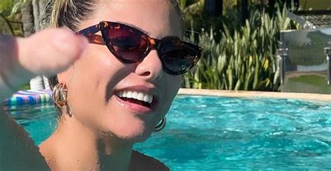 biquíni sem alças esposa de Leonardo exibe corpo definido aos 44