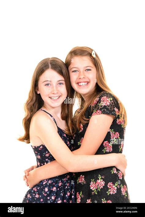 Portrait Vertical De Deux Jeunes Filles Attrayantes Sur Fond Blanc Dans