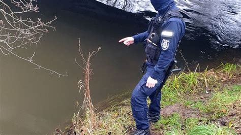 Skoczyła z mostu Chciała popełnić samobójstwo ale uratowali ją policjanci