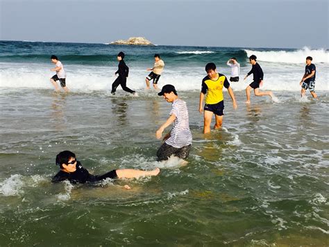 차가운 동해바다에서 신나게 노는 아이들 오마이포토