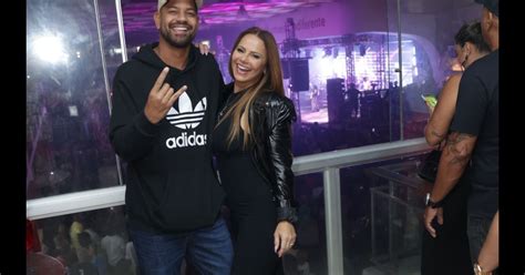Viviane Araujo usou macacão colado ao corpo e look desenhou curvas da