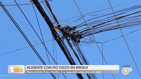 Motociclista tem pescoço atingido por cabos soltos em avenida em