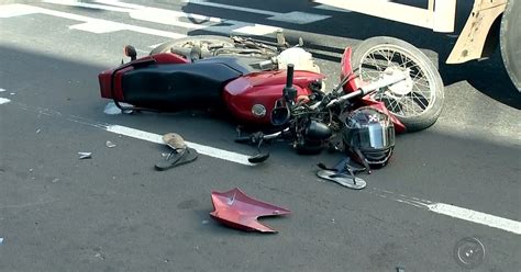 G1 Motociclista morre após bater na traseira de caminhão em Rio Preto