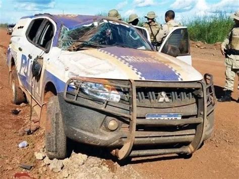 Viatura capota e policias ficam feridos durante perseguição a bandidos