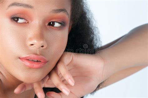 Jeune Belle Fille Noire Avec La Peau Parfaite Propre Avec Du Cl De
