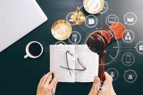 Justicia Y Concepto De La Ley Vista Superior De La Mano Masculina Del
