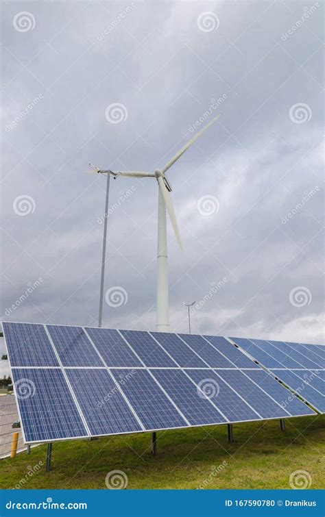 Energia Limpa Alternativa Renovável Do Sol E Do Vento Foto de Stock