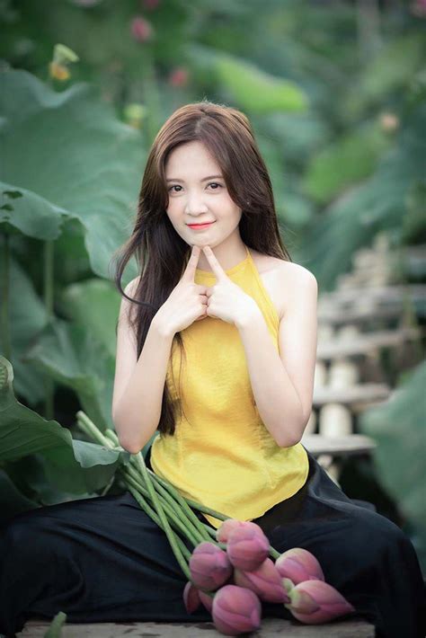 Khoe ảnh thả dáng ở hồ sen cô nàng hot girl bỗng chốc nổi như cồn trên