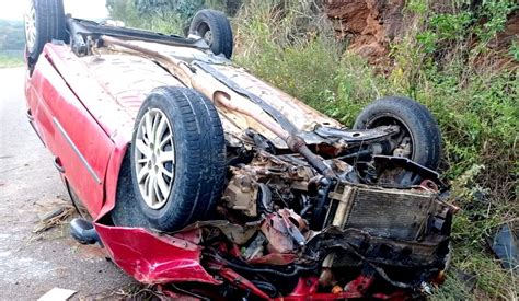 Motorista perde o controle da direção e carro capota na BA 026 em
