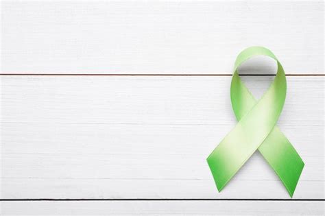 Cinta verde del día mundial de la salud mental en la vista superior de