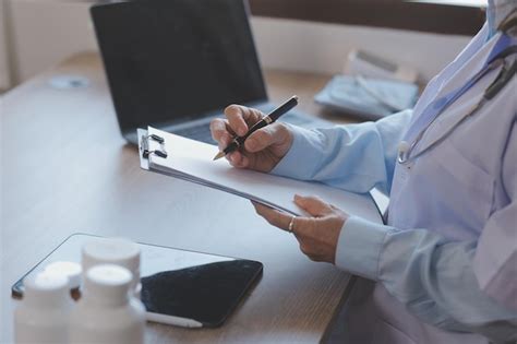 Consejero de salud mental mujer joven durante la sesión de terapia