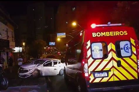 Últimas notícias Batida entre dois carros deixa dois feridos no