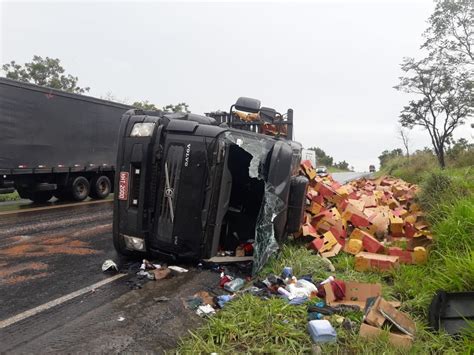 Homem fica gravemente ferido após caminhão tombar na BR 135 em Curvelo
