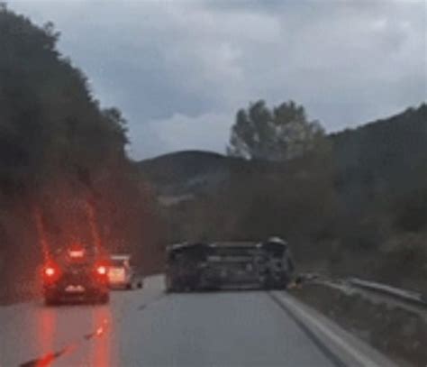 Aksident i rëndë në vend përmbyset makina në mes të rrugës Sot News