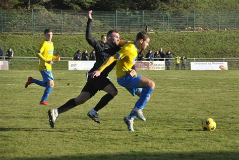 Coupe de la Loire 32ème de finale L Etrat La tour sportif passe par