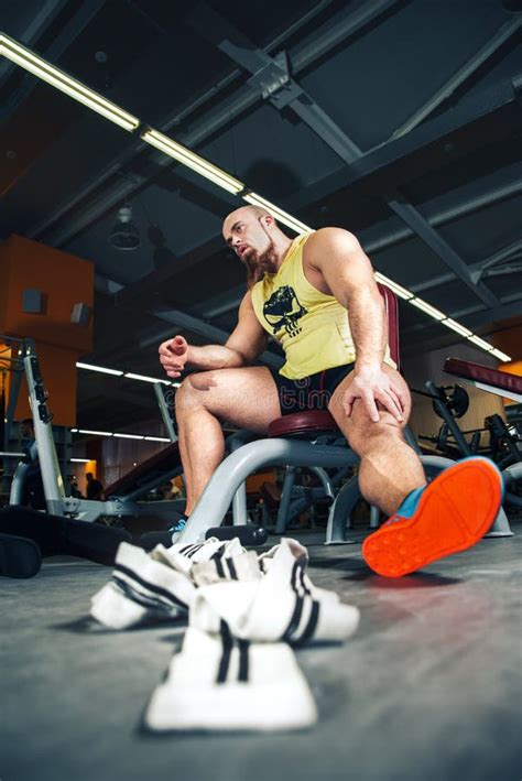 Restos Do Homem No Gym Em Seguida Que Tem Um Exerc Cio Foto De Stock