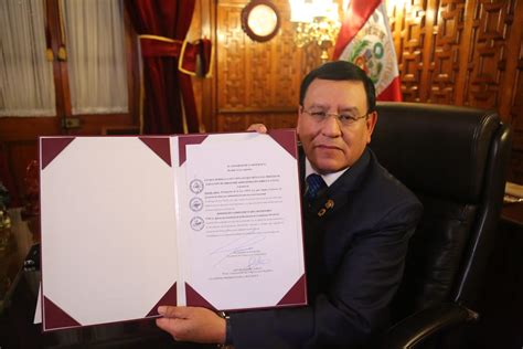Presidente del Congreso firmó Autógrafa de ley que limitaba ejecución