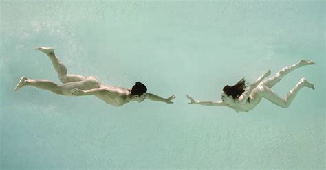 Ipnotici Corpi Nudi Sospesi Sott Acqua Nella Fotografia Di Ed Freeman