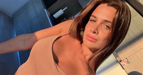 Camila Homs posó para las redes enseñó su escote y dejó sus atributos
