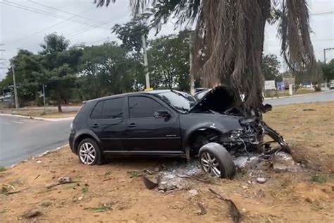 Carro fica frente destruída após bater em árvore em Cuiabá